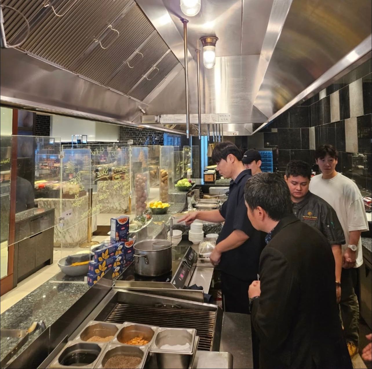 Netflix Culinary Class Wars celebrity chef cooks up special dinner at ...